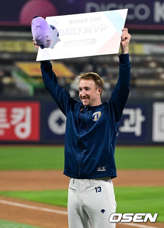 [사진]NC 에이스 페디, 'PO 1차전 데일리 MVP 미소' : 네이트 스포츠