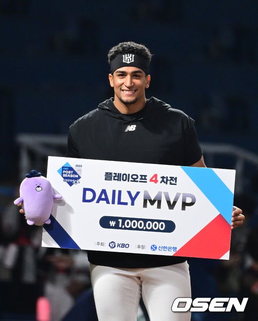[사진]완벽투 펼친 KT 쿠에바스, 'PO 4차전 데일리 MVP' : 네이트 스포츠