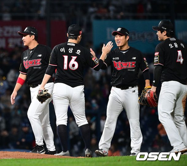 [사진]PO 4차전 11-2 승리 기뻐하는 KT : 네이트 스포츠