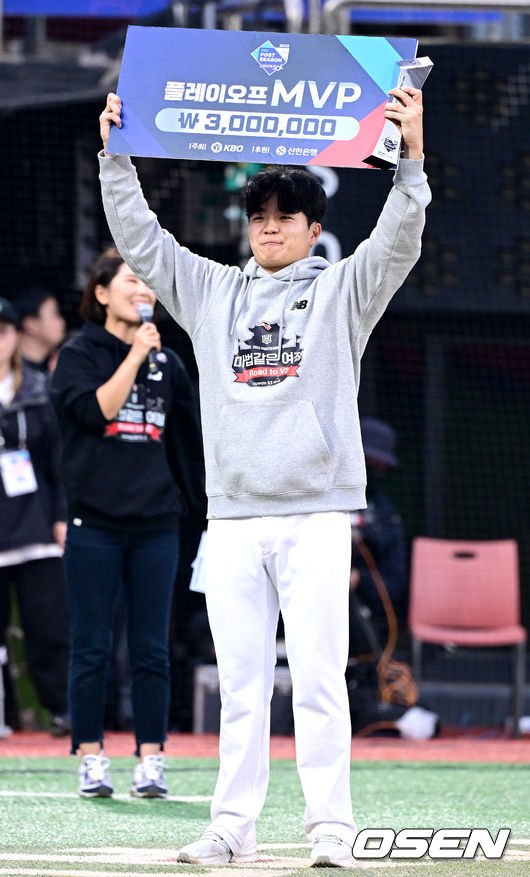 [사진]KT 손동현, '플레이오프 MVP 영광' : 네이트 스포츠