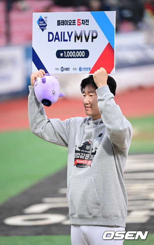 [사진]KT 김민혁, 'PO 5차전 데일리 MVP 기쁨' : 네이트 스포츠