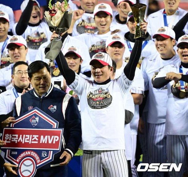 [사진]LG 오지환, '한국시리즈 MVP 트로피 번쩍' : 네이트 스포츠