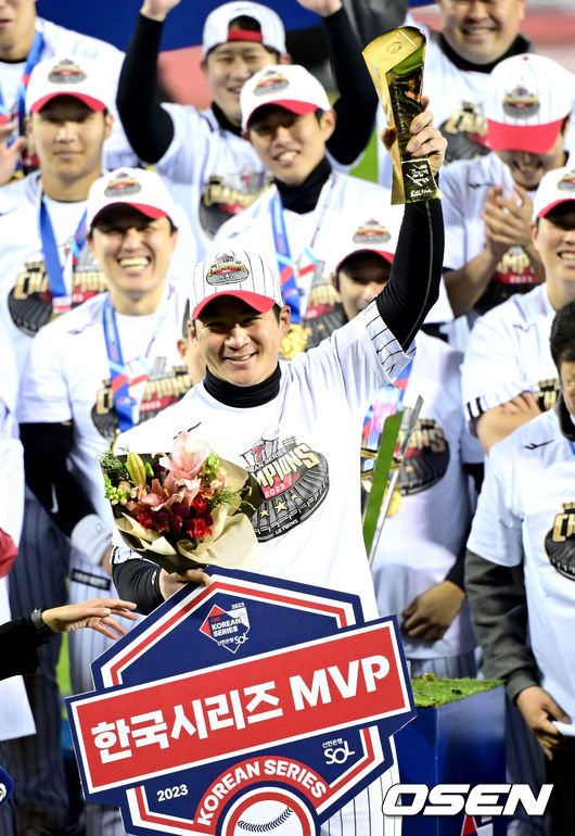 [사진]'29년만의 한국시리즈 우승' LG 오지환 MVP : 네이트 스포츠