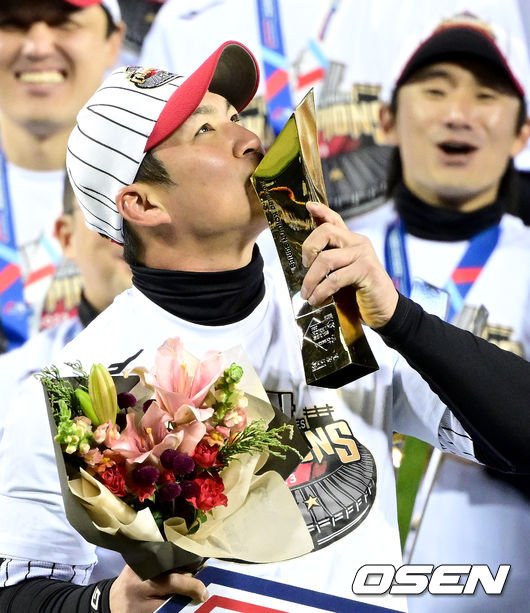 [사진]'29년만의 한국시리즈 우승' LG 오지환 MVP 트로피 키스 : 네이트 스포츠