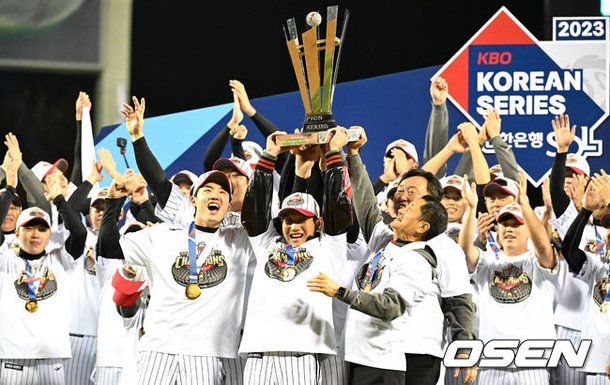 "엄청 부담스러웠다, 잠도 못 잤다" 가족도 반대한 LG행…염갈량은 어떻게 '우승 감독'이 됐나 [LG 우승] : 네이트 스포츠