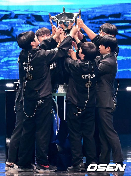 [롤드컵] 'LPL 불패 명성 그대로'…'페이커'와 T1, 中 웨이보 3-0 완파 사상 첫 V4 '금자탑' (종합) : 네이트 스포츠