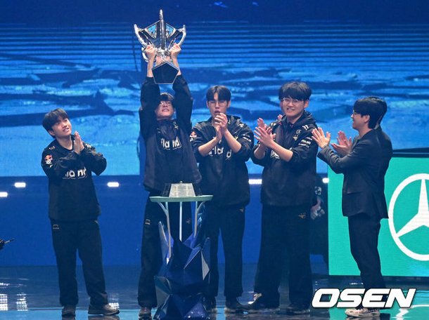 [롤드컵] 'LPL 불패 명성 그대로'…'페이커'와 T1, 中 웨이보 3-0 완파 사상 첫 V4 '금자탑' (종합) : 네이트 스포츠