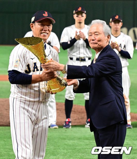 [사진]2023 APBC 우승 트로피 건네 받는 일본 이바타 감독 : 네이트 스포츠