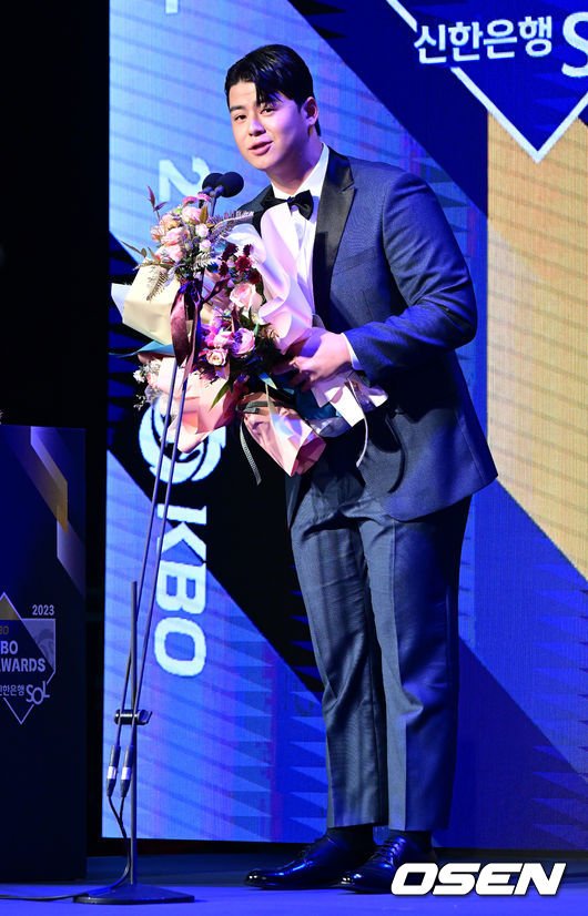 '타점+홈런 1위' 노시환, 5년차에 첫 타이틀 "최정 선배님과 경쟁 덕분에 많이 칠 수 있었다" [KBO 시상식] : 네이트 스포츠