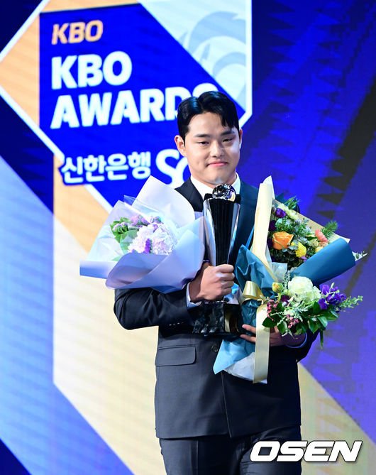 신인왕 소감에서 빠트린 '재훈이 형'…문동주에게 온 메시지 한 통 "같이 15승 해보자" [KBO 시상식] : 네이트 스포츠