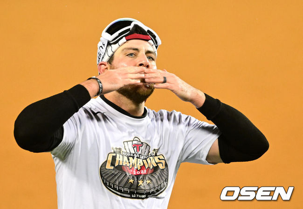'KS 우승→황금장갑' 복덩이 외인 오스틴, 29년 만에 LG 1루수 골든글러브 수상하다 [GG] : 네이트 스포츠