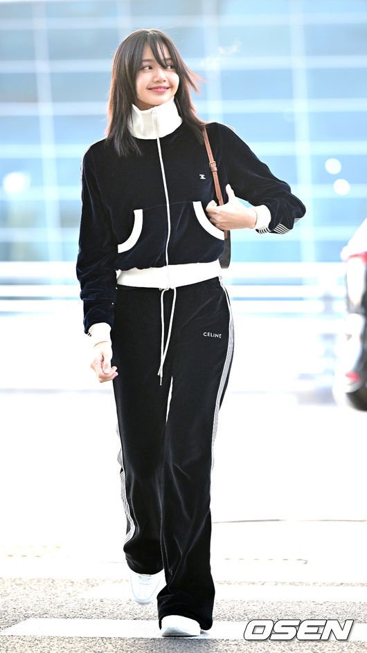 블랙핑크 리사, YG와 완전체 재계약 후 첫 공식석상 '후련한 미소' [최규한의 plog] : 네이트 연예