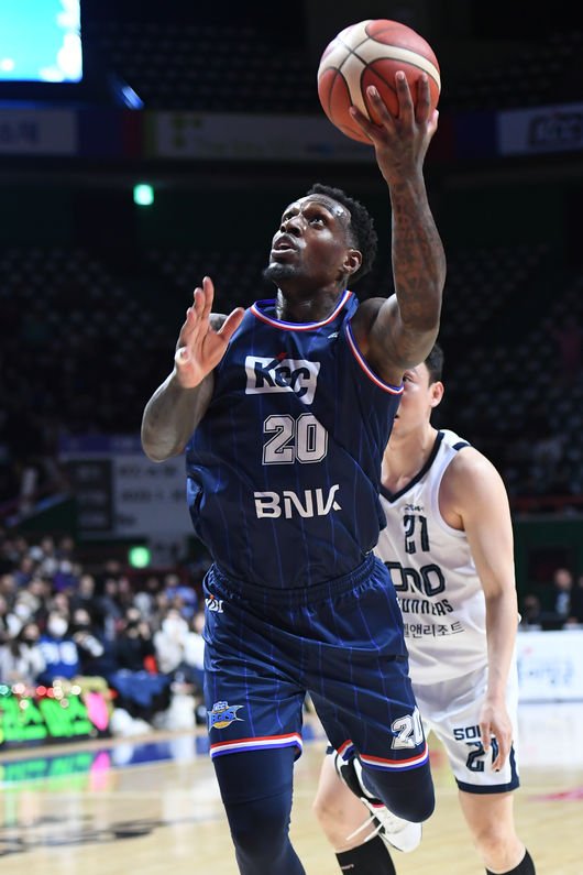 '라건아·송교창이 끝냈다'KCC, 3연승→5위 점프…'4Q 침묵' 소노또 자멸 : 네이트 스포츠