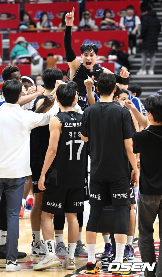 [사진]KT 소닉붐,'KCC 잡고 펄쩍' : 네이트 스포츠