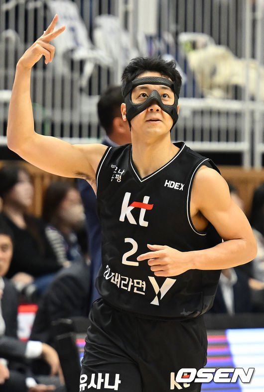 '코뼈 골절 허훈, 화려하게 복귀!' KT, KCC 8연승 저지…15점차 대승+3연승 : 네이트 스포츠