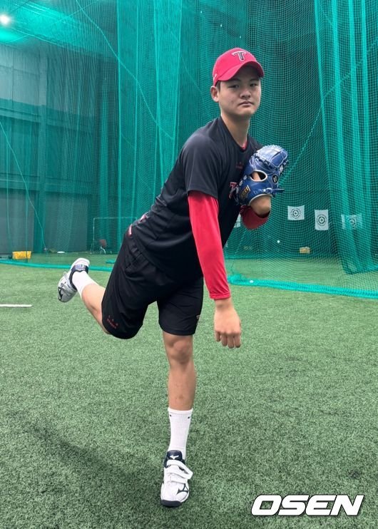"어떤 볼 던질지 궁금하다" 투구봉인 벌크업, 193cm 1R 루키, 호주캠프 1착승선 '기대감 UP' : 네이트 스포츠