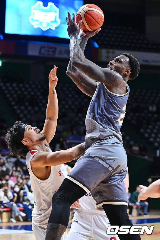 '라건아 통산 득점 2위 등극' KCC, SK 13연승 저지+3연승 질주…15점차 승리 : 네이트 스포츠