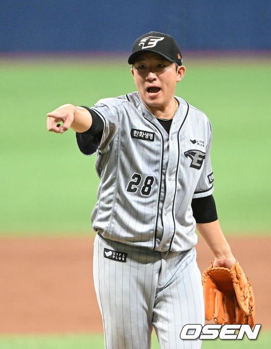 "150km 안 나오면 은퇴한다" 37세 투수 장시환의 진심, 19연패 악몽 끝→FA 모범생으로 변신 : 네이트 스포츠