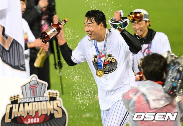 'KS 우승'했는데, 연봉 최대 삭감이라니…'157km' 국대 사이드암, 명예회복 벼른다 : 네이트 스포츠