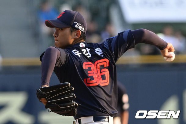 1G 만에 김태형 홀렸던 151km 군필 잠수함, 괌에서 비밀병기 눈도장 받는다 : 네이트 스포츠
