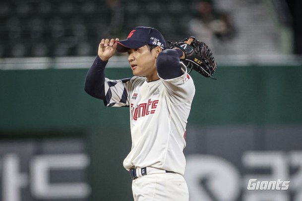 1G 만에 김태형 홀렸던 151km 군필 잠수함, 괌에서 비밀병기 눈도장 받는다 : 네이트 스포츠