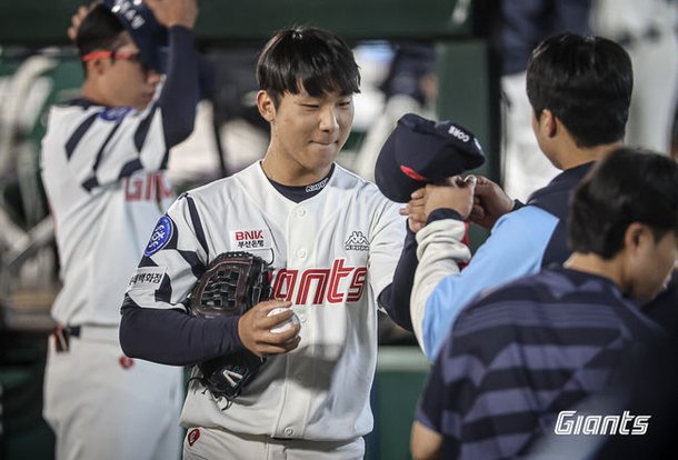 1G 만에 김태형 홀렸던 151km 군필 잠수함, 괌에서 비밀병기 눈도장 받는다 : 네이트 스포츠