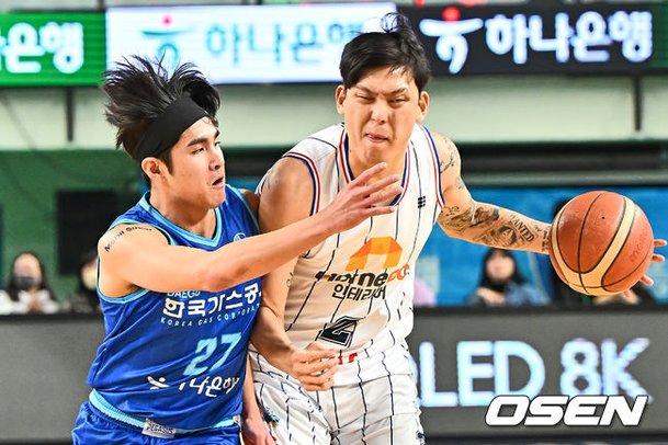 4쿼터 0.8초 KCC 허웅의 뼈아픈 파울과 연장, 행운의 여신은 한국가스공사를 선택했다. [이석우의 마!] : 네이트 스포츠