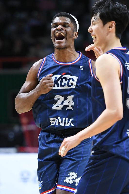 '허웅 23P·존슨 23P21R' KCC, 한국가스공사에 4Q 역전승…홈 4연승→5위 수성 : 네이트 스포츠