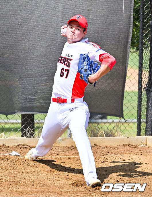 150km 던지는 193cm 루키, 최적의 성장 환경, 1R 영광 잇는다 : 네이트 스포츠