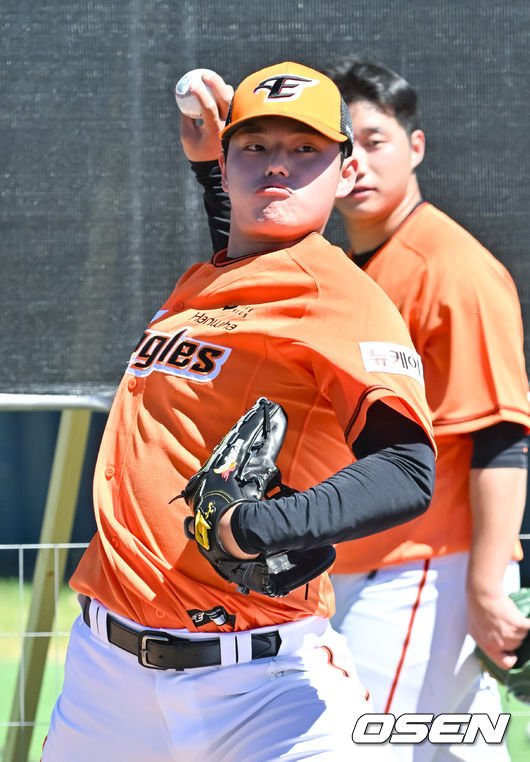 "문동주에 조언? 저보다 공 빠른데…" 160km 신인왕 클래스, 'ML 78승' 류현진도 인정했다 [오!쎈 현장] : 네이트 스포츠