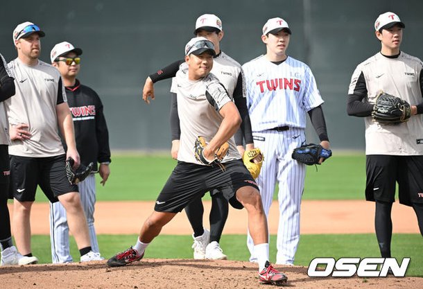 ML 포스팅 꿈꾸는 157km 사이드암, "ERA 2점대 찍고 구단에 해외 진출 부탁하겠다"…팔꿈치 재활 굿→개막전 가능하다 : 네이트 스포츠