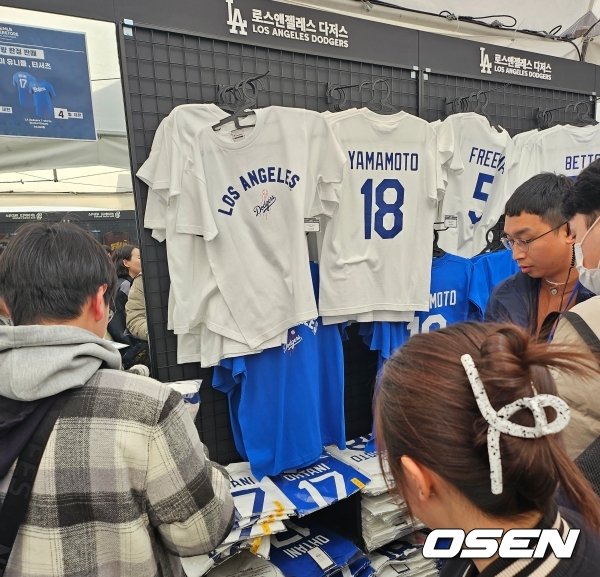 "오타니 유니폼 더 못 사나요?" ML 슈퍼스타 고척돔 강림하다, 굿즈샵도 '인기 폭발' [서울시리즈] : 네이트 스포츠