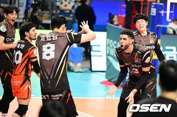 '쿠바 폭격기' 레오, 펄펄 날았다…'3년 만의 봄배구' OK금융그룹, 우리카드 꺾고 88.9% 확률 잡았다 [PO1] : 네이트 스포츠