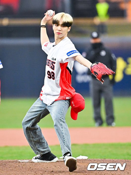 [사진]시구하는 CIX BX,'KIA 우승 가자' : 네이트 연예