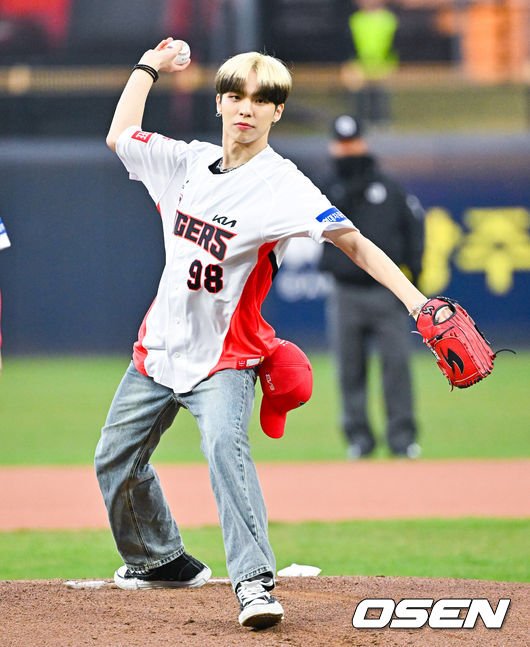 [사진]시구하는 CIX BX,'3대째 KIA 찐팬이에요' : 네이트 연예