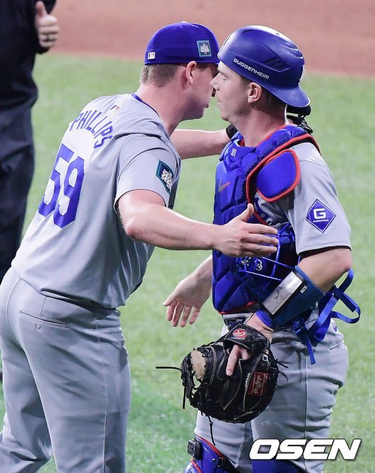 다저스, 올스타 포수와 10년 1891억 연장 계약…오타니-야마모토-베츠-스미스 '10년 왕조' 노린다 : 네이트 스포츠