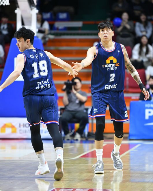 '슈퍼팀' KCC, SK 무너트리면서 4강 PO행…2쿼터 역대 최다 40점 폭발 : 네이트 스포츠