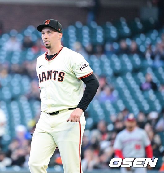 '3월 계약→스프링캠프 패스' 839억 사이영상 에이스, SF 데뷔전 3이닝 5K 3실점 혼쭐 "이상한 기분 들었다" : 네이트 스포츠