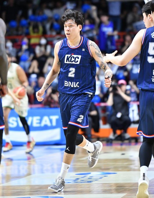 '최준용+라건아+허웅 다 터졌다!' 슈퍼팀 KCC, '김종규 퇴장' DB에 3차전 대승…챔프전 진출 1승 남았다 : 네이트 스포츠