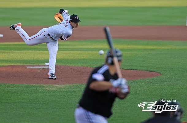 '157km' LG 압도한 문동주, 완벽한 복귀전이었다…안치홍+김태연 홈런, 한화 51일 만에 연승 [대전 리뷰] : 네이트 스포츠