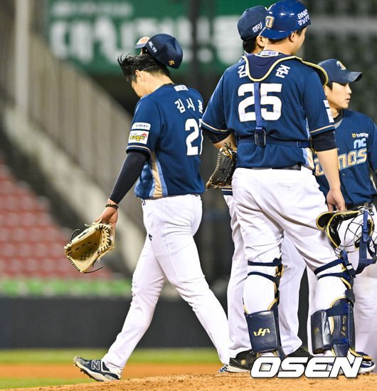 밀어내기 점수만 무려 6점이라니, KBO 최다 타이 불명예…50일 만에 NC-SSG전에서 또 나왔다 : 네이트 스포츠
