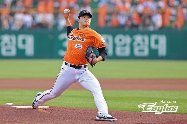 "나도 깜짝 놀랐다" 문동주 160km 광속구만큼 빛난 황영묵 호수비쇼, 김경문 감독 감탄 : 네이트 스포츠