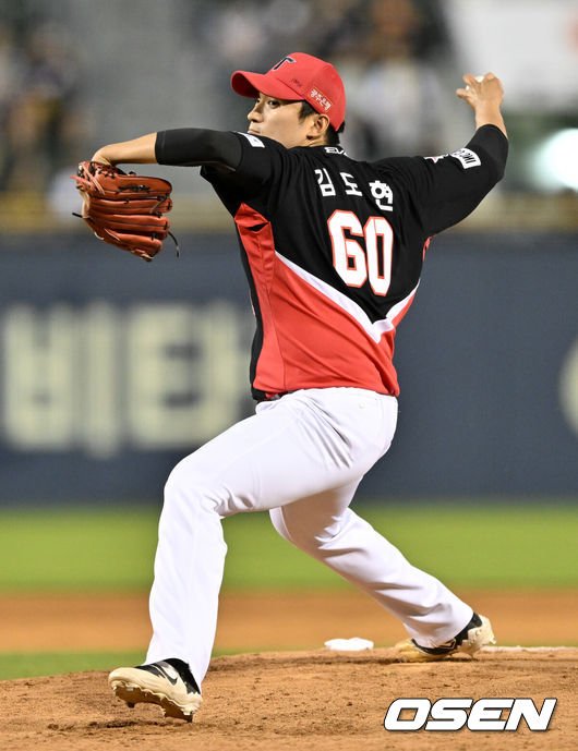 "무슨 공인지 기억이…" 삼진 당한 타자도 엄지 척, KIA에 '153km'군필 선발까지 등장 : 네이트 스포츠
