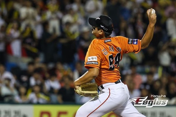 "고개 숙이지 마라" 방황하던 160km 유망주, 어떻게 제구 잡고 멘탈 잡았나…첫 끝내기 맞은 그날 이후 : 네이트 스포츠