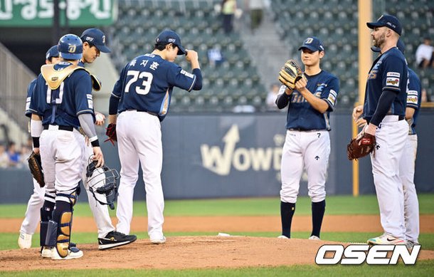 '151km' 강속구 던졌지만…김성근 감독과 광고 '미떼 소년'은 1회부터 버거웠다 : 네이트 스포츠