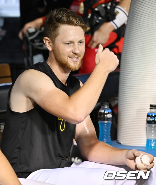 '4회까지 97구→5이닝 108구' ML 36승 투수, 드디어 KBO 첫 승 "5회까지 믿어준 코칭스태프께 감사드린다" : 네이트 스포츠