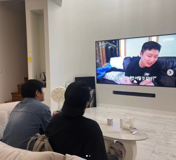 "Fxxx MBC" 외쳤던 기안84, 이시언과 '음악일주' 본방사수 [★SHOT!] : 네이트 연예