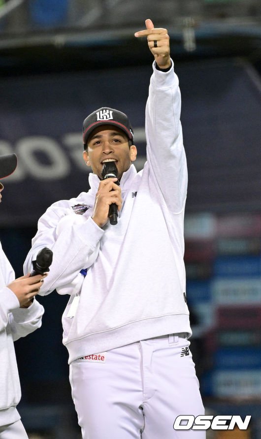 [사진]WC 1차전 데일리 MVP 거머쥔 KT 쿠에바스의 하트 세리머니 : 네이트 스포츠