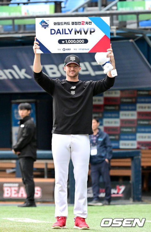 [사진]KT 벤자민, '환상투로 WC 2차전 데일리 MVP 영광' : 네이트 스포츠