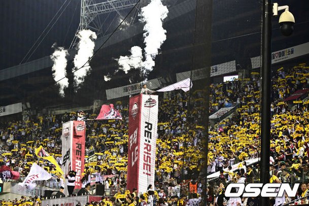 LG, PO 3패 탈락 위기에도 잠실 만원관중…PS 15G 연속 매진, 누적관중 22만48000명 [PO3] : 네이트 스포츠